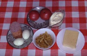 Салаты с сухариками и колбасой — простые и вкусные рецепты